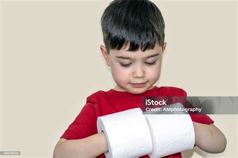 아이 아이 미취학 아동 소년은 종이 Wc 화장실 롤을 가지고 푸른 잔디 또는 고립 된 밖에 롤을 가지고 놀고 있습니다와우 놀란 얼굴 미친 아이는 재미를 느끼고 입에서