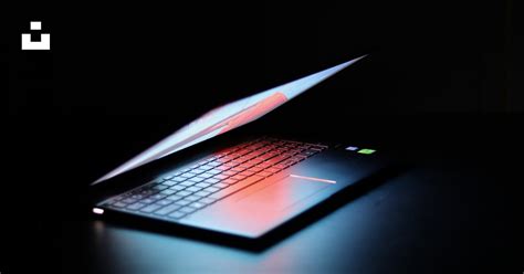 어두운 방에서 켜진 검은 색과 회색 노트북 컴퓨터 사진 Unsplash의 무료 개인용 컴퓨터 이미지