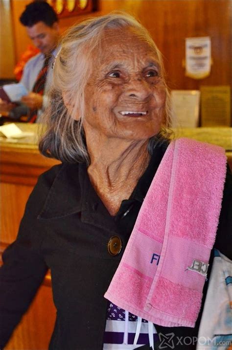 103 настай эмээ шүхрээр үсэрчээ