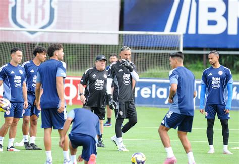 Selección De Costa Rica Vive Una Noche De Terror Termina Silbada Y Con El Grito De ‘fuera Piojo
