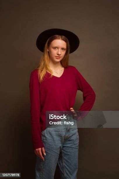 빨간 스웨터와 청바지에 그려진 금발 머리와 스튜디오에서 여자의 초상화 검은색에 대한 스톡 사진 및 기타 이미지 검은색