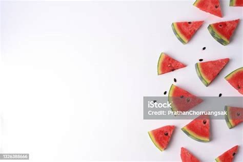 신선한 수박을 슬라이스하고 흰색 배경에 공간을 복사합니다 수박에 대한 스톡 사진 및 기타 이미지 수박 슬라이스 흰색 배경 Istock