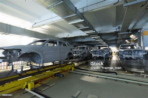 차체는 조립 라인에 있습니다 현대 자동차 산업 자동차 컨베이어 0명에 대한 스톡 사진 및 기타 이미지 0명 건설 기계류