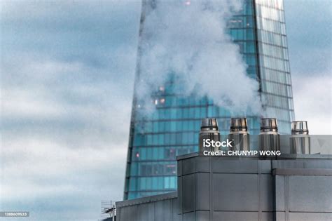 현대적인 건물의 지붕에 굴뚝과 덕트를 갖춘 환기 시스템 연기 물리적 구조에 대한 스톡 사진 및 기타 이미지 연기 물리적 구조 굴뚝 급기관 Istock