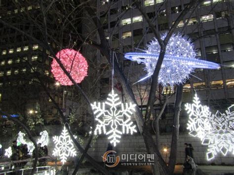 크리스마스 선물의 향연빛의 축제 캐롤과 트리