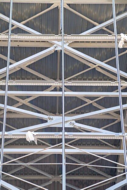 비계를 이용한 건축물의 시공 외벽복원 공사 비계 및 계단의 파편 프리미엄 사진