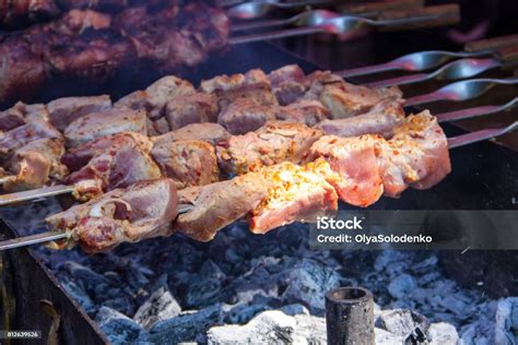 구운된 케밥 금속 꼬치에 요리입니다 불고기 바베 큐에 요리 전통적인 동부 요리 시 케밥입니다 그릴에 숯과 불꽃 피크닉 길거리 음식 고기에 대한 스톡 사진 및 기타 이미지