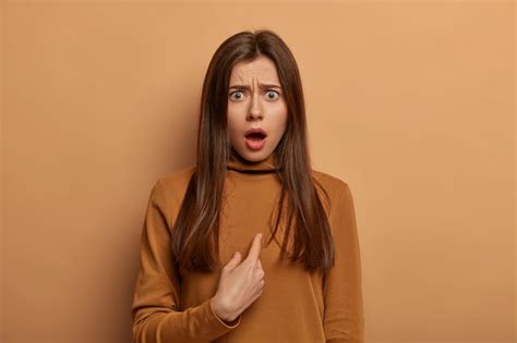 Крупным планом молодая привлекательная и харизматичная женщина изолирована Бесплатно Фото