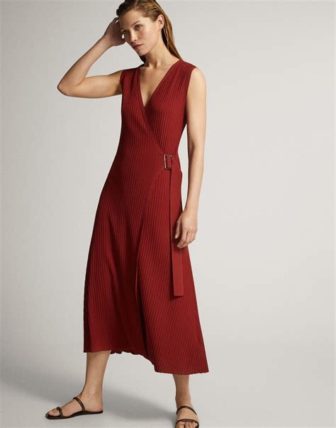 Αυτό το σοφιστικέ κεραμιδί Wrap Dress από τα Massimo Dutti ταιριάζει σε κάθε περίσταση της