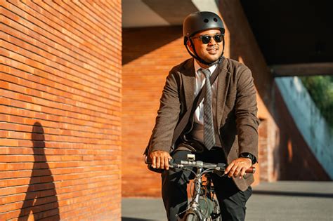 도시에서 자전거를 타는 아시아 사업가 지속 가능한 에너지 절약 라이프스타일 통근 및 탄소 중립 교통 아시아 남자는 도시 도시의 일하는 사무실에 헬멧 사이클링 자전거를