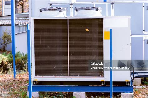 낙된 엽으로 덮여 지상에 야외 서 큰 환기 장치와 중앙 환기 시스템에 대 한 회색 상업적인 냉각 장치 0명에 대한 스톡 사진 및 기타 이미지 Istock