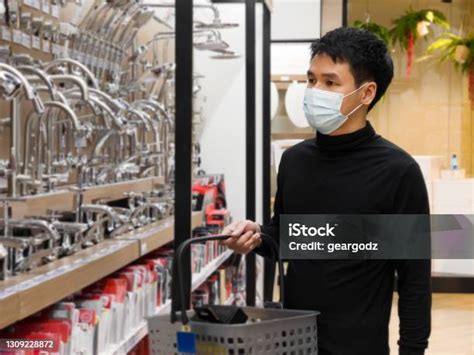 백화점에서 쇼핑하는 남자와 코로나바이러스 예방용 의료용 마스크를 착용하는 남자 전염병 슈퍼마켓에 대한 스톡 사진 및 기타 이미지 Istock