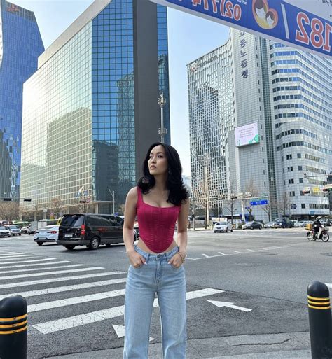 Мисс Ц Аззаяа Сөүлийн гудамжийг корсетооо гоёж явна Tac Mn