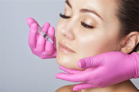 의사는 미용실에서 아름다운 여성의 입술 확대 절차를 만든다 화장품 스킨 케어 건강관리와 의술에 대한 스톡 사진 및 기타 이미지 건강관리와 의술 곡선 날씬한 Istock