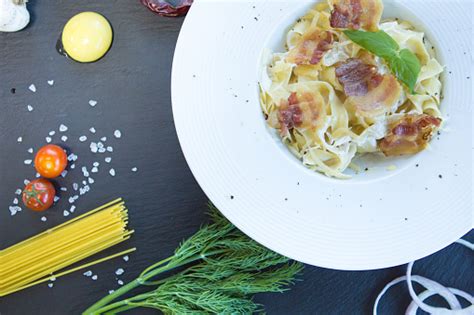 베샤멜 소스를 곁들인 파스타 검은 색 배경에 스파게티 재료 텍스트의 공간 복사 가까운에 대한 스톡 사진 및 기타 이미지 가까운 건강한 생활방식 건강한 식생활 Istock