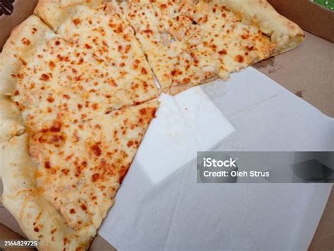 대부분의 맛있는 신선한 피자는 운송을 위해 골판지 용기에 담겨 있습니다 맛있는 음식과 피자 테마 가식적 미소에 대한 스톡 사진 및 기타 이미지 Istock