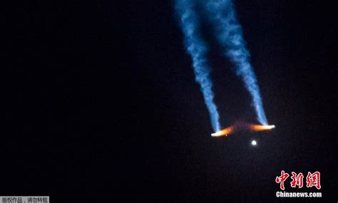 欧洲宇航局阿丽亚娜5型火箭携两枚通讯卫星发射升空 组图 图片中国中国网