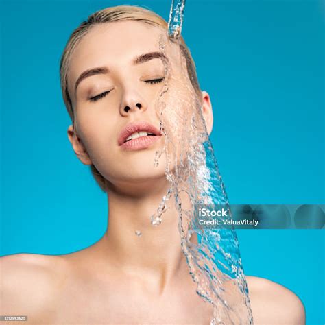 깨끗한 피부와 물 튀김을 가진 젊은 여성의 사진 그녀의 얼굴에 물 방울금발 여자의 초상화 스파 트리트먼트 여자는 물로 그녀의 몸을 씻는다 물과 몸 18 19세에 대한 스톡