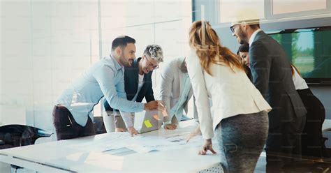 현대적인 회의실에서 열린 기업가 및 비즈니스 사람들 회의 사진 Unsplash의 미소 이미지