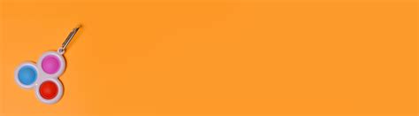 간단한 보조개 오렌지 배경에 심장의 형태로 새로운 인기있는 다채로운 실리콘 감각 유행 장난감 안티 스트레스 무지개 색 공간을 복사합니다 기치 0명에 대한 스톡 사진 및 기타