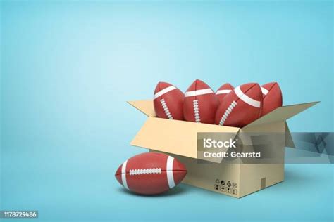 파란색 배경에 판지 상자에 내부 미식 축구공을위한 공의 3d 렌더링 광고에 대한 스톡 사진 및 기타 이미지 광고 미식 축구 미식 축구공 Istock