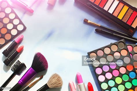 프로 페 셔널 최대 Copyspace 설정 확인 많은 화장품 메이크업 브러쉬 립스틱 아이섀도우 팔레트 닫습니다 영화와 플레어 효과입니다 상위 뷰 Flatlay 그림자에 대한