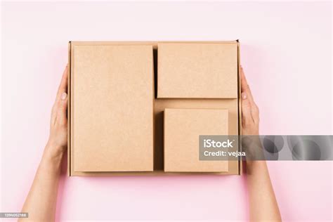 여성의 손에 골판지 상자를 쌓는 상단보기 파스텔 핑크 배경에 빈 갈색 소포 상자 포장 쇼핑 무료 배송 배송 개념 갈색에 대한 스톡 사진 및 기타 이미지 Istock