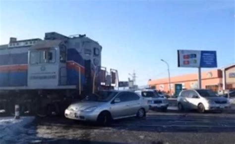 Суудлын машин галт тэргэнд мөргүүлжээ