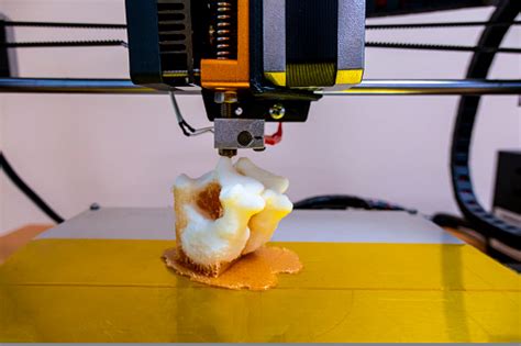 현대 3d 프린터 인쇄 그림 근접 매크로 3d 프린터가 척추를 인쇄합니다 3차원 인쇄에 대한 스톡 사진 및 기타 이미지 3