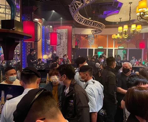 限聚令｜警巡中環尖沙嘴酒吧食肆 68人違限聚令遭票控 0953 20201122 港聞 即時新聞 明報新聞網