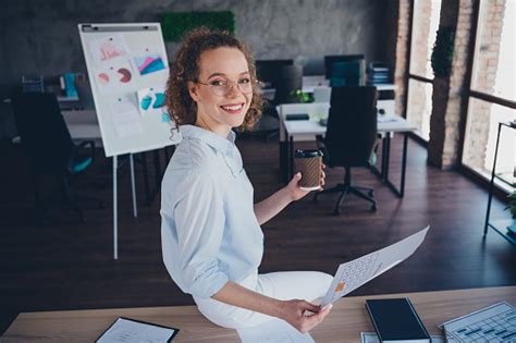 현대적인 사무실 환경에서 문서와 커피를 들고 있는 안경을 쓴 자신감 넘치는 젊은 사업가 20 24세에 대한 스톡 사진 및 기타 이미지 20 24세 경영자 계획