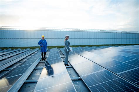 남성 기술자와 태양 전지 패널 사이트에서 여성 관리자 엔지니어 2명에 대한 스톡 사진 및 기타 이미지 2명 45 49세 건축 Istock