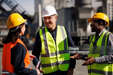산업 시설에서 이야기를 나누는 세 명의 다민족 엔지니어 프로젝트 관리자에 대한 스톡 사진 및 기타 이미지 프로젝트 관리자 직업 건설 현장 Istock