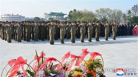북한 조선인민혁명군 창건 92주년 맞아 김일성·김정일 동상에 헌화