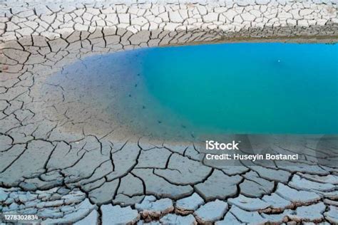 지구 기후 영향 가뭄 사막화 및 토양 오염이 세계에 미치는 영향 0명에 대한 스톡 사진 및 기타 이미지 0명 가뭄 계절 Istock