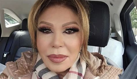 Neda Ukraden Ponosno Ističe Svoj Prirodan Izgled Borba