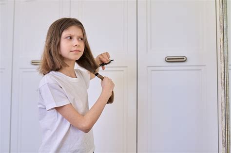 소녀 아이는 가위 작은 재미 아름다운 미용사 스타일리스트와 그녀의 머리를 잘라 아이에 대한 스톡 사진 및 기타 이미지 아이 얼굴 찌푸리기 작은 Istock