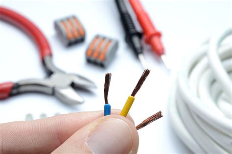 단말 블록 및 공구의 배경에 대해 손에 전기 3 코어 와이어를 벗겨 클로즈업 구리에 대한 스톡 사진 및 기타 이미지 구리 기술자 단열재 Istock