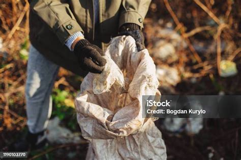 공원에서 더러운 플라스틱을 줍는 에코 활동가 여자 손 장갑에 쓰레기를 따기 가방에 쓰레기를 수집 일회용 플라스틱에서 자연을 청소하는 자원 봉사자 가방에 대한 스톡 사진 및