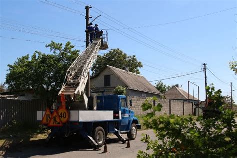 У Дніпрі на одній із вулиць комунальники модернізують освітлення Новости Section Ukr Net