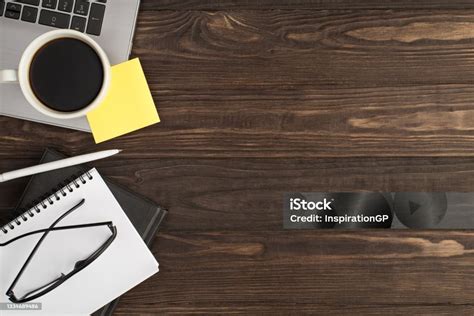 카피 스페이스가있는 고립 된 어두운 나무 책상 배경에 두 개의 흑백 플래너에 노트북 흰색 펜 안경에 음료 노란색 스티커 노트 종이 의 상단 보기 사진 0명에 대한 스톡 사진