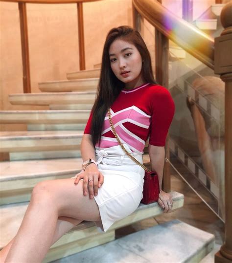Kerap Bergaya Modis Pakai Busana Seksi Natasha Wilona Kini Tampil