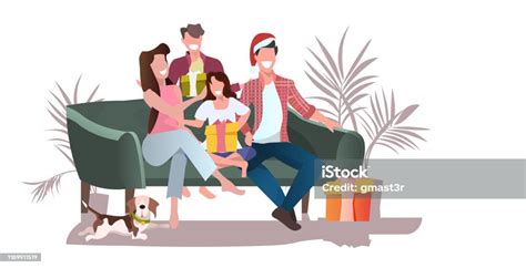 소파 메리 크리스마스 새해 축하 개념 전체 길이 수평에 앉아 선물 상자와 행복한 가족 가공의 인물에 대한 스톡 벡터 아트 및
