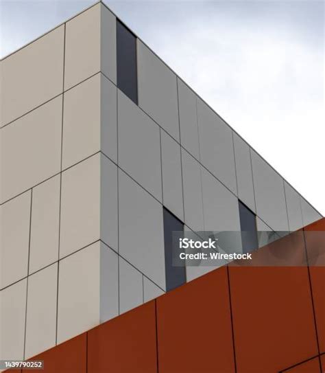 밝은 하늘 아래 현대적인 흰색과 주황색 건물의 로우 앵글 샷 0명에 대한 스톡 사진 및 기타 이미지 0명 개념 개념과 주제 Istock