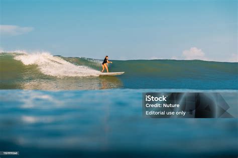 4 월 12 2019 발리 인도네시아 바다 물결에 패 들 서퍼를 타고 일어 서 십시오 발리의 파도에서 서핑 하는 패 들 노에 대한 스톡 사진 및 기타 이미지 Istock