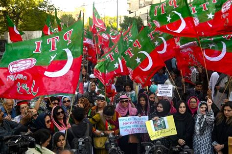 پہلے پی ٹی آئی پر پابندی لگانے کا فیصلہ اور اب مذاکرات کی دعوت، وجہ کیا