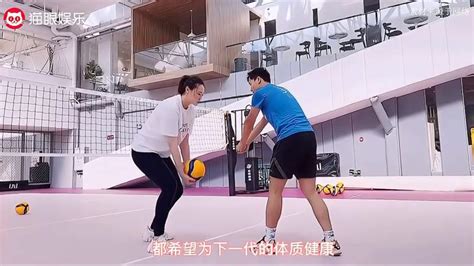 惠若琪挺8月孕肚教排球！蹲下示范动作，身姿轻盈细腿吸睛体育排球好看视频