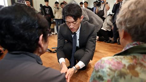 무릎 꿇고 사죄한 전두환 손자눈물 흘린 오월 가족 연합뉴스tv Yonhapnewstv Youtube