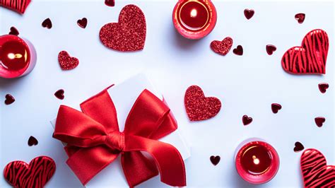 발렌타인 데이 선물 상자 빨간 사랑의 마음 흰색 배경에 낭만적 인 촛불 복사 공간이있는 낭만적 인 메시지 템플릿 맨 위 보기 위에서 볼 수 있습니다 2월에 대한 스톡 사진