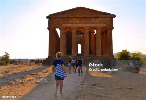 고 대 사원 아 그리 젠 토 시칠리아 이탈리아의 유명한 고 대 계곡에 있는 언덕에 있는 폐허가 된 그리스 사원의 열 앞에 있는